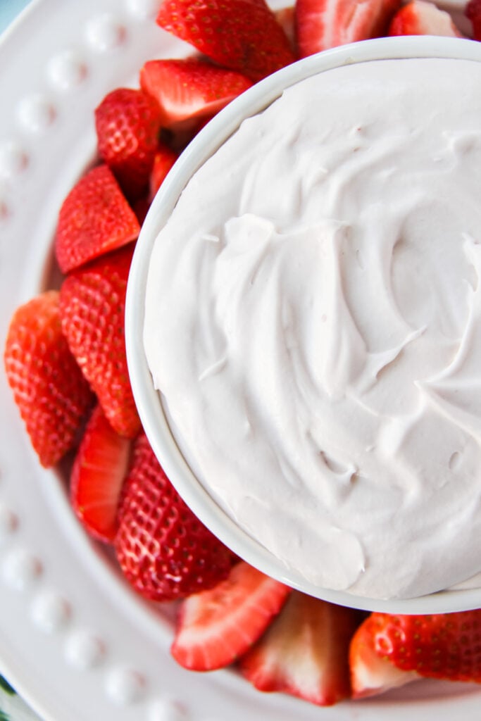 3 Ingredient Strawberry Fluff Marshmallow Fruit Dip - A Pretty Life In ...