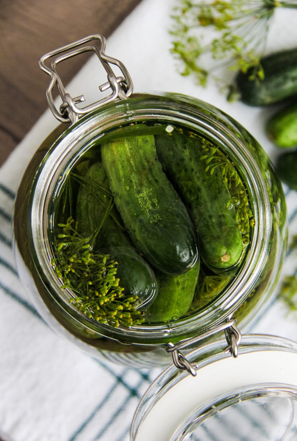 Easy Dill Pickles - A Pretty Life In The Suburbs
